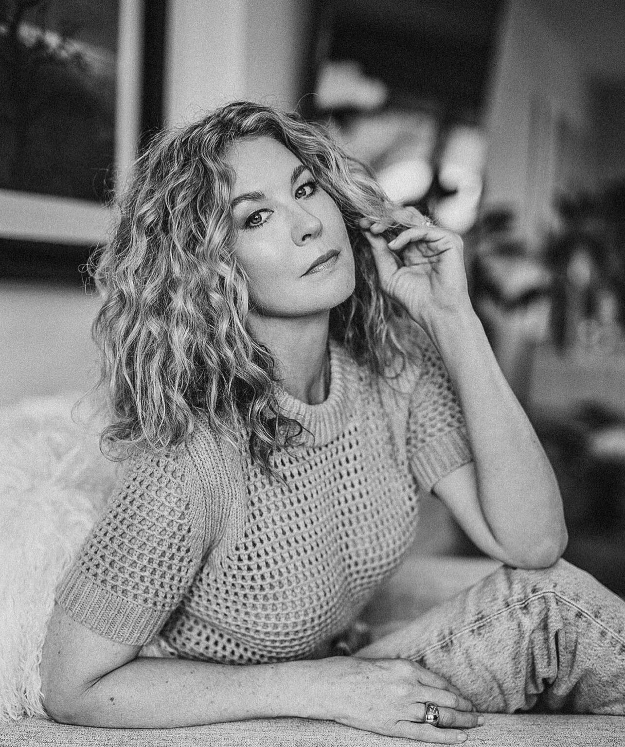 Jenna Elfman Height Compared to Celebrities: 5'10" Breakdown